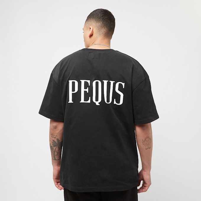 PEQUS Mythic Logo T-shirt preto (PQS-TS-250-001)