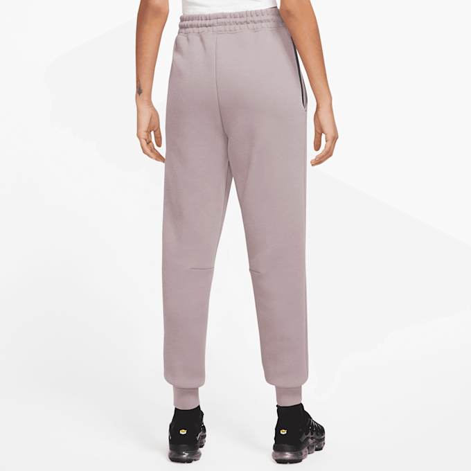 Compra Nike Sportswear Tech Fleece Jogger violeta | SNIPES