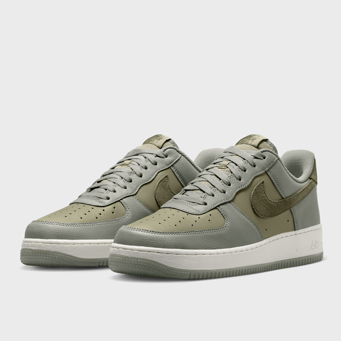 Shop Nike Air Force 1 '07 groen | SNIPES
