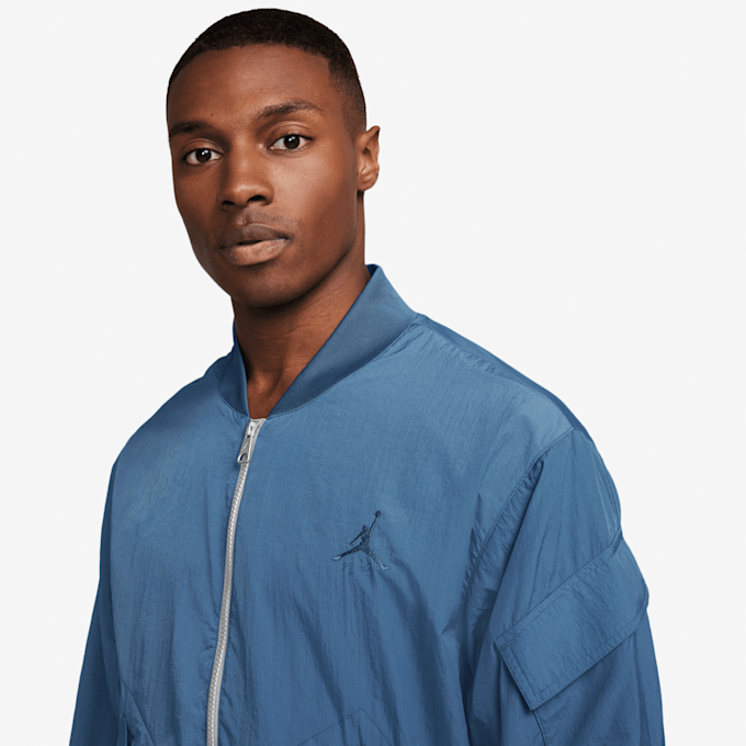 Shop Jordan Essentials Statement Lightweight Renegade Jacket blauw | SNIPES