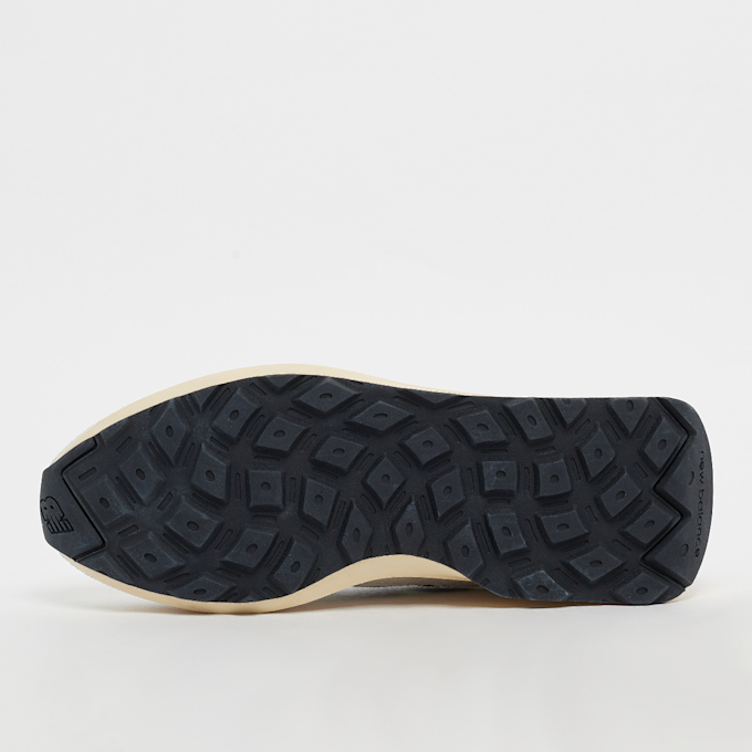 Shop New Balance 370 beige | SNIPES