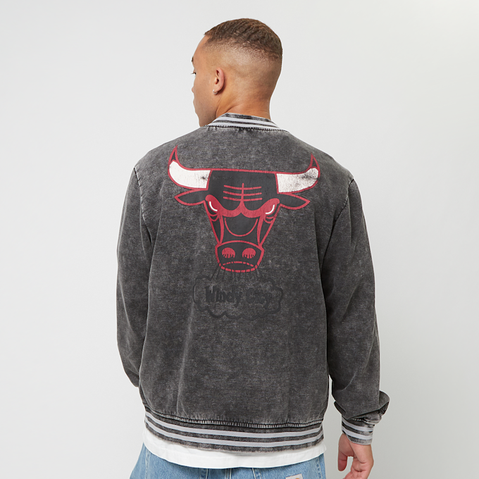 Shop Mitchell & Ness NBA Oversized Varsity Jacket Chicago Bulls grijs ...