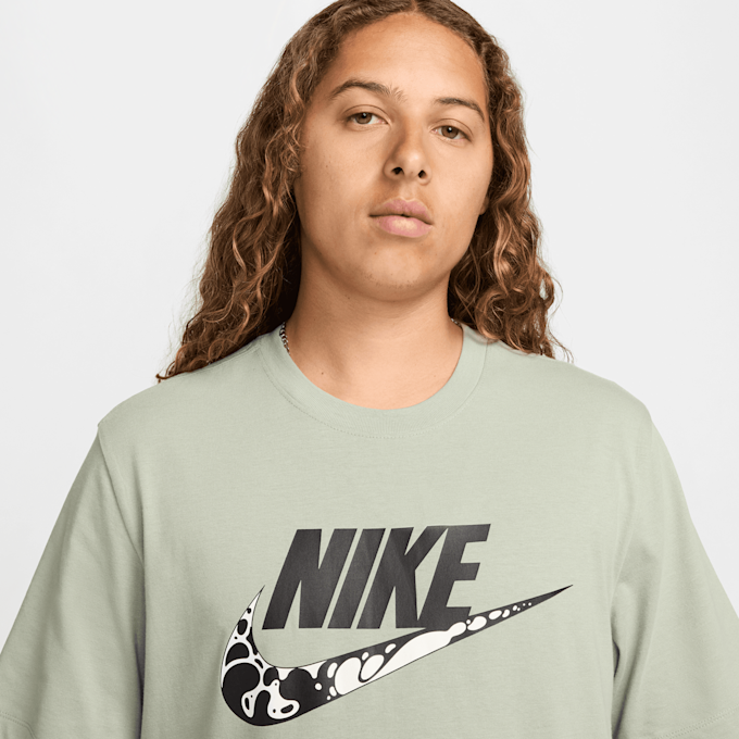 Compra Nike M NSW TEE 12MO FUTURA SP24 JADE HORIZON verde | SNIPES
