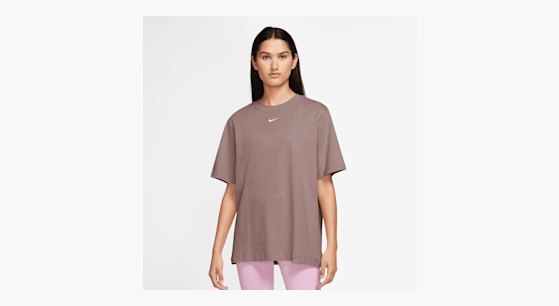 Nike Sportswear Eseentials Low Brand Read T-Shirt braun | FD4149-208 ...
