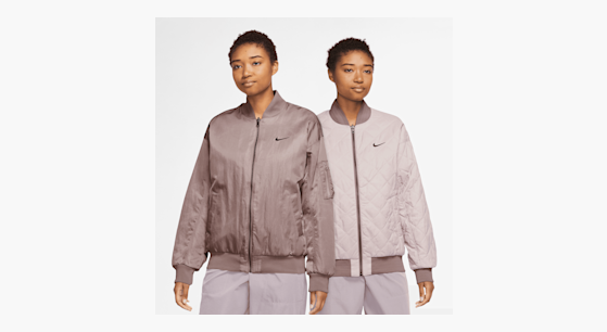 Compra Nike Sportswear Reversible Varsity Bomber Jacket rosa | SNIPES