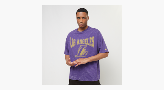 Compra New Era NBA Washed Oversized Tee Los Angeles Lakers violeta | SNIPES